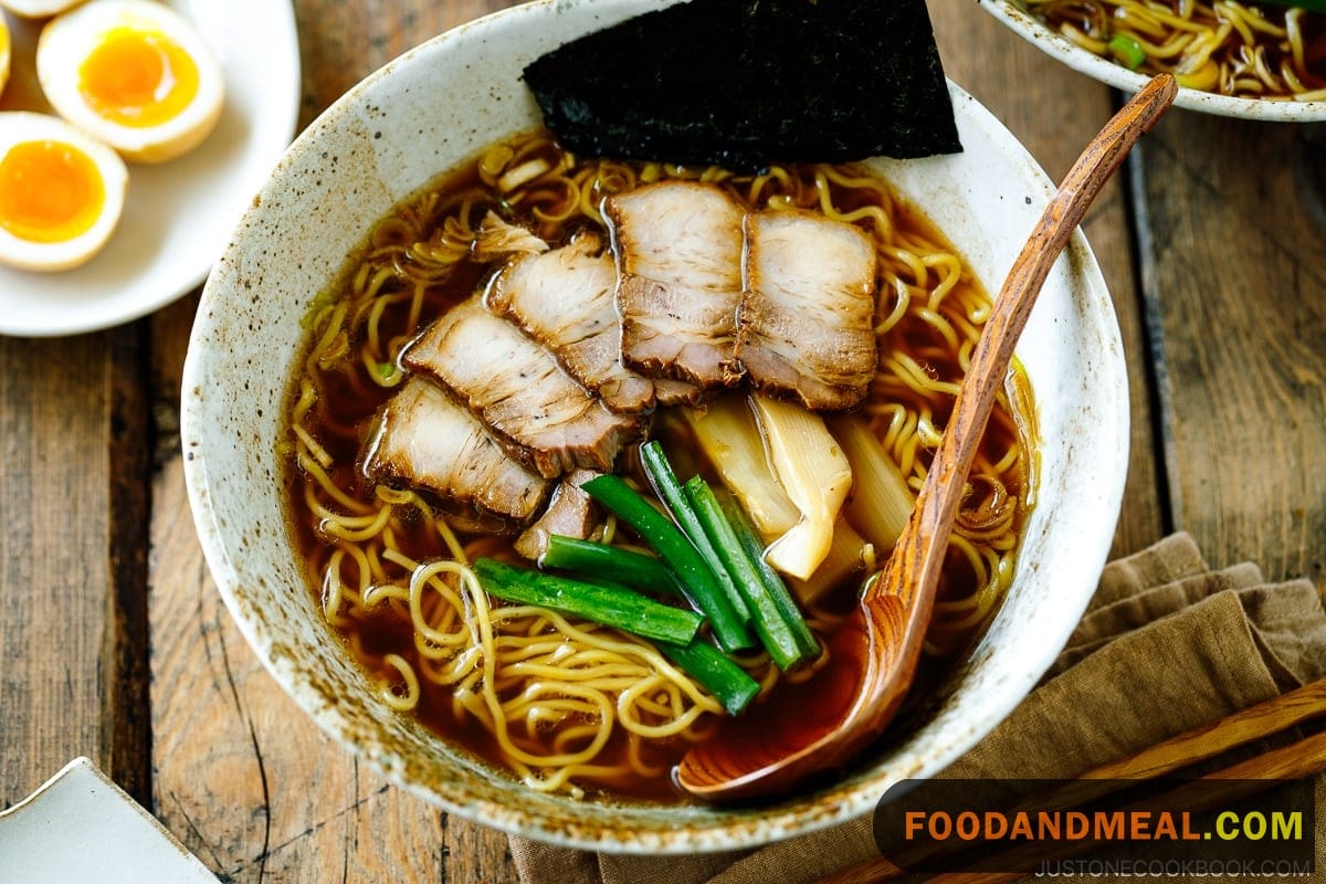 Difference Between Tonkotsu And Shoyu Ramen - Foodandmeal.com